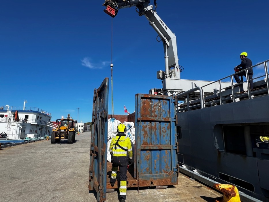 KV Bison kom med 2240 kg marint avfall - LAS Lofoten